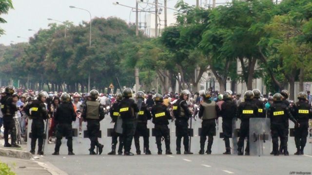 Hình ảnh biểu tình bạo động ở Việt Nam - BBC News Tiếng Việt