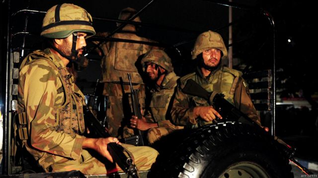 कराची हवाई अड्डे पर हमले की तस्वीरें - BBC News हिंदी