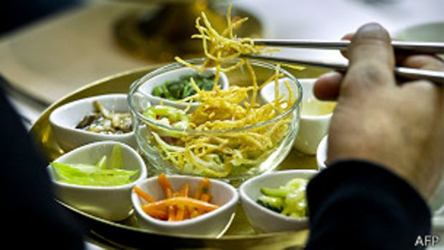 Las meseras que buscan cambiar la imagen de Corea del Norte - BBC News ...