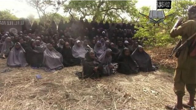 ¿Qué se sabe de las 219 niñas secuestradas por Boko Haram en Nigeria hace un año? - BBC News Mundo