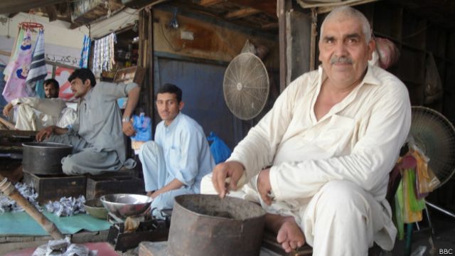 متاثرین کے لیے نسوار پر رعایت اور گاڑیوں پر سفید جھنڈے - BBC News اردو