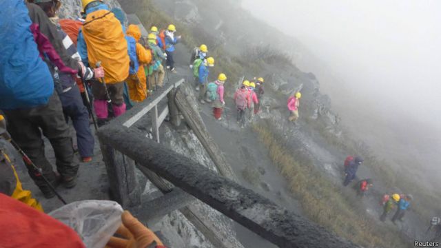 Gunung Ontake meletus, pendaki terjebak - BBC News Indonesia