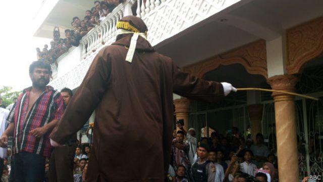 Lagi, Aceh cambuk pelanggar syariat - BBC News Indonesia