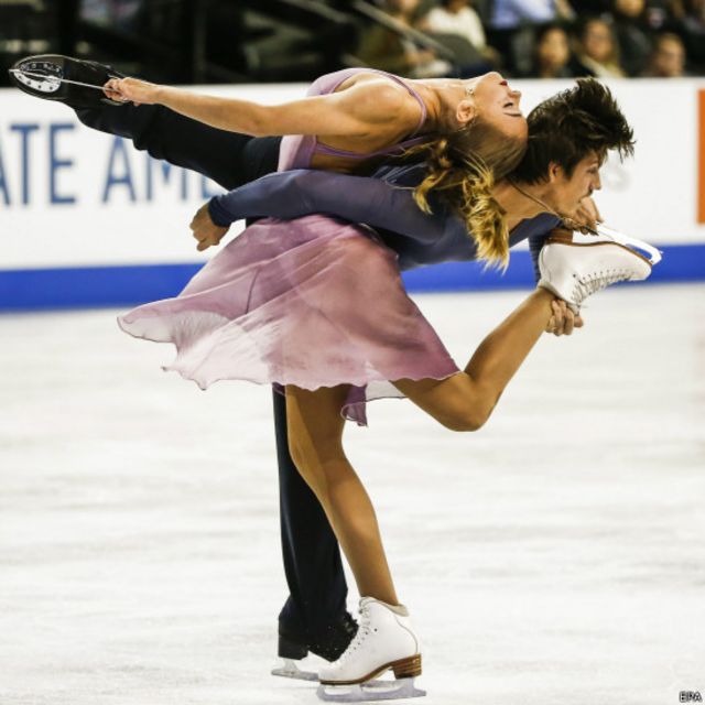 बर्फ़ पर थिरकती जोड़ियां - BBC News हिंदी