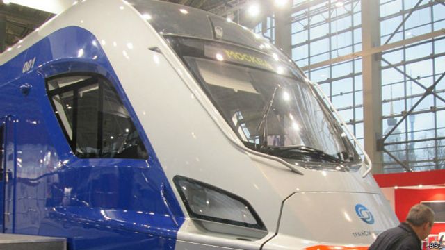 Фото: битва трамваев на выставке в Москве - BBC News Русская служба