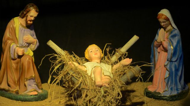 பிரெஞ்சு நகர கவுன்சில் அலுவலகங்களில் கிறிஸ்து பிறப்பைக் காட்டும் ...