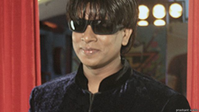 लाखों में खेलता शाहरुख़ का हमशक़्ल! - BBC News हिंदी