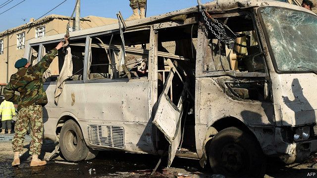 مقتل 6 جنود أفغان في هجوم انتحاري شنته طالبان في كابول Bbc News عربي