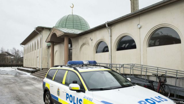 ’میری مسجد کو مت چھوؤ‘ - BBC News اردو