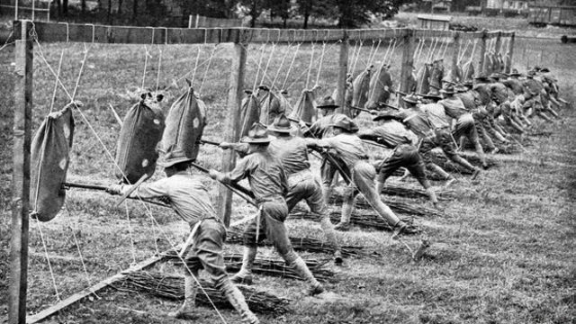Las imágenes con las que se entrena a los soldados para matar - BBC ...