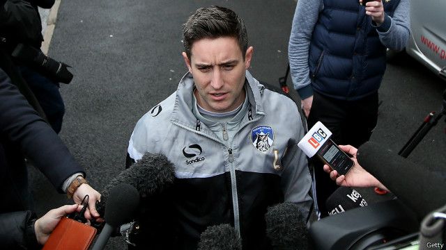 Oldham 'dalam situasi sulit' terkait kontrak Evans - BBC News Indonesia