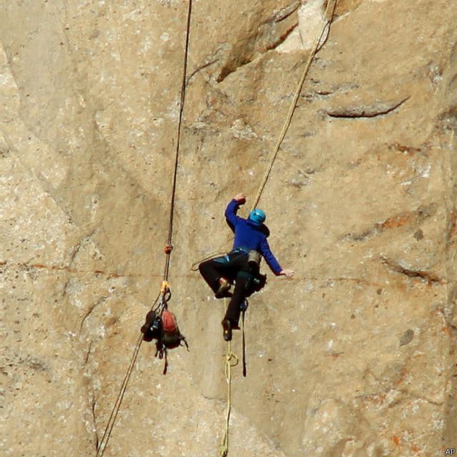 Como escalar uma montanha 'impossível' em 19 dias - BBC News Brasil