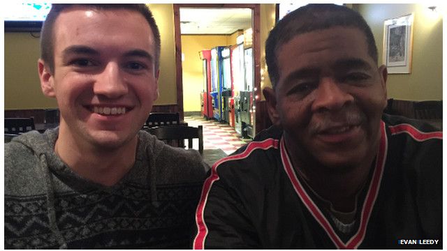 Masuk koran, pejalan kaki dapat banyak bantuan - BBC News Indonesia