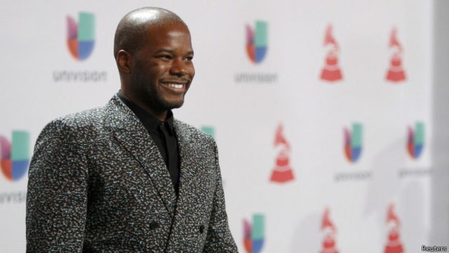 Ангольские зрители возмущены гомосексуальным поцелуем - BBC News ...