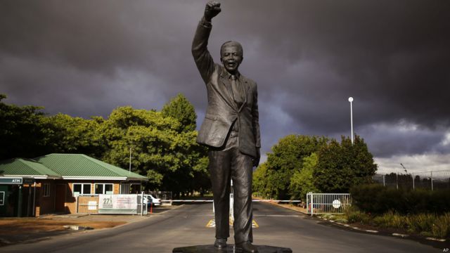 Nelson Mandela : commémoration tendue - BBC News Afrique