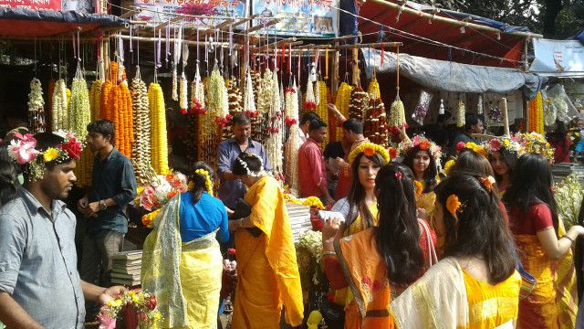 বসন্তের প্রথম দিনে ফুলের বাজারে ভিড় - BBC News বাংলা