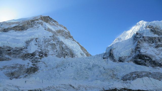 Mlima Everest:Mlima wa Choo - BBC News Swahili
