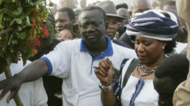 Burkina : accueil populaire pour Mariam Sankara - BBC News Afrique