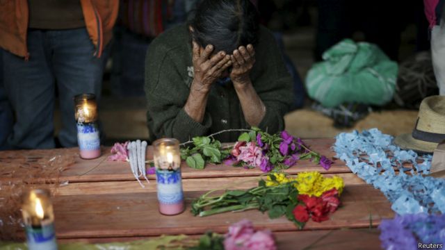 Guatemala: entierran los restos de 81 mayas asesinados durante la ...