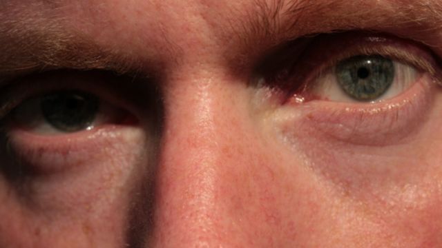 To look someone in the eye 雙眼直視某人 - BBC 英伦网