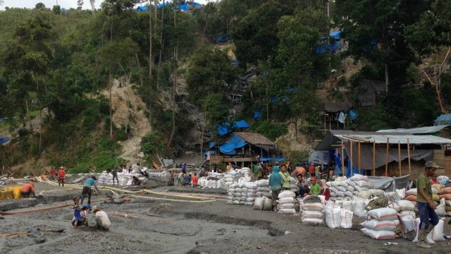 Bertarung demi nasi di tambang emas Pulau Buru - BBC News Indonesia