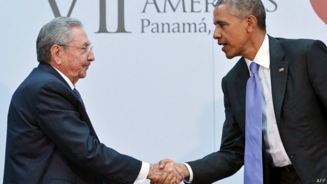Em reunião histórica, Obama e Raúl Castro trocam afagos - BBC News Brasil