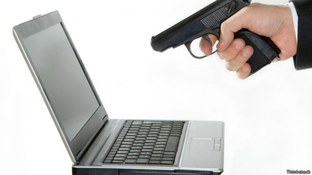 Americano é preso após ‘matar’ computador a tiros - BBC News Brasil