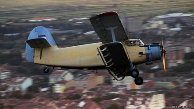 An-2, el avión que puede "volar" hacia atrás - BBC News Mundo