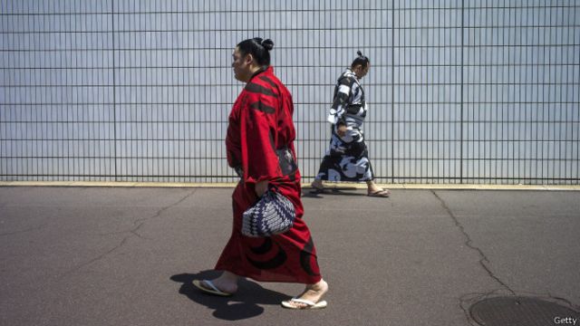 La brutal disciplina que convierte en campeón a un luchador de sumo ...