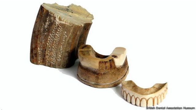 Los médicos que implantaban a los ricos los dientes de los muertos en ...