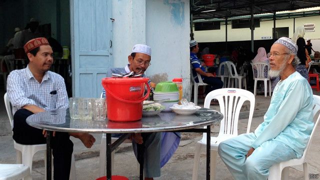 Tradisi Ramadan Muslim Vietnam, cuti kerja untuk ibadah - BBC News ...