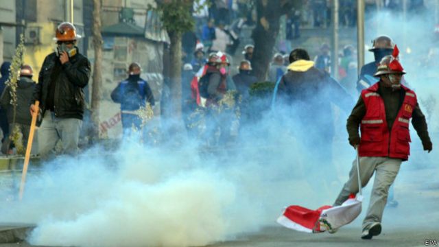 Protestas en Bolivia: 12 días de bloqueos y dinamita paralizan La Paz ...