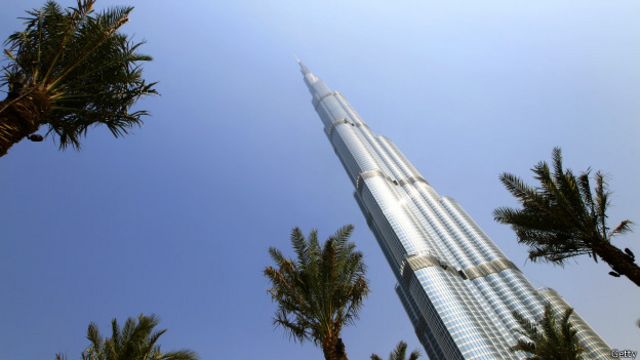 ¿Cómo se mantienen erectos los rascacielos? - BBC News Mundo