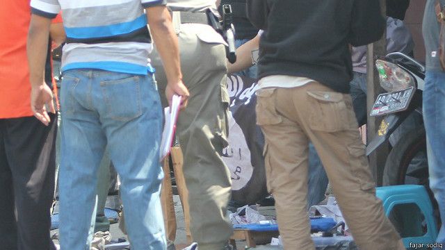 Densus 88 temukan bom rakitan dan bendera ISIS di Solo - BBC News Indonesia