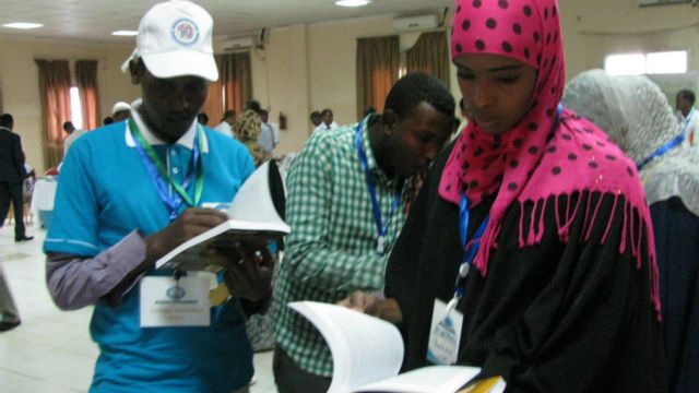 Sawirro buugaag lagu soo bandhigay Muqdisho - BBC News Somali