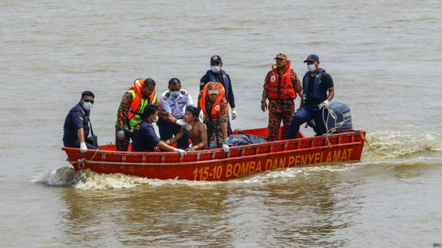 Upaya pencarian korban kapal tenggelam dilanjutkan - BBC News Indonesia