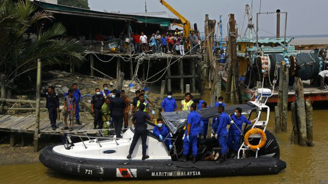Upaya pencarian korban kapal tenggelam dilanjutkan - BBC News Indonesia