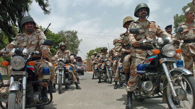 کراچی میں رینجرز کے اختیارات میں توسیع پر خاموشی - BBC News اردو