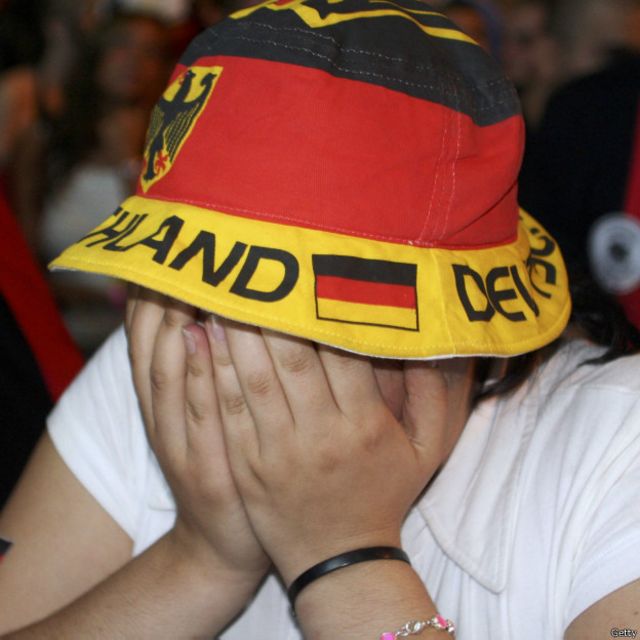 Футбольные власти Германии отрицают передачу взятки ФИФА - BBC News ...