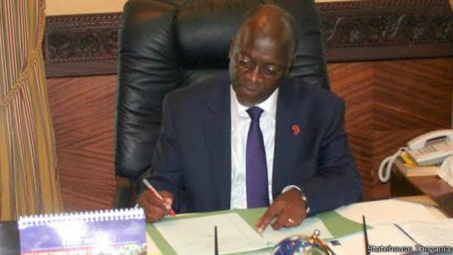 Magufuli ataka wafanyakazi hewa wamalizwe - BBC News Swahili