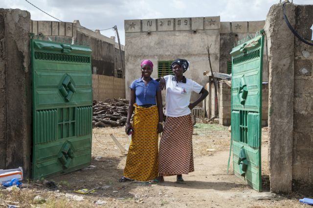 Beguédo : le courage des épouses d'émigrés - BBC News Afrique