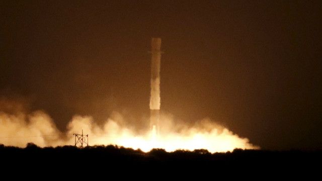 SpaceX berhasil mendaratkan roket peluncur secara tegak - BBC News ...