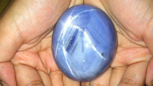 'Maior safira azul estrela do mundo' é encontrada no Sri Lanka - BBC ...