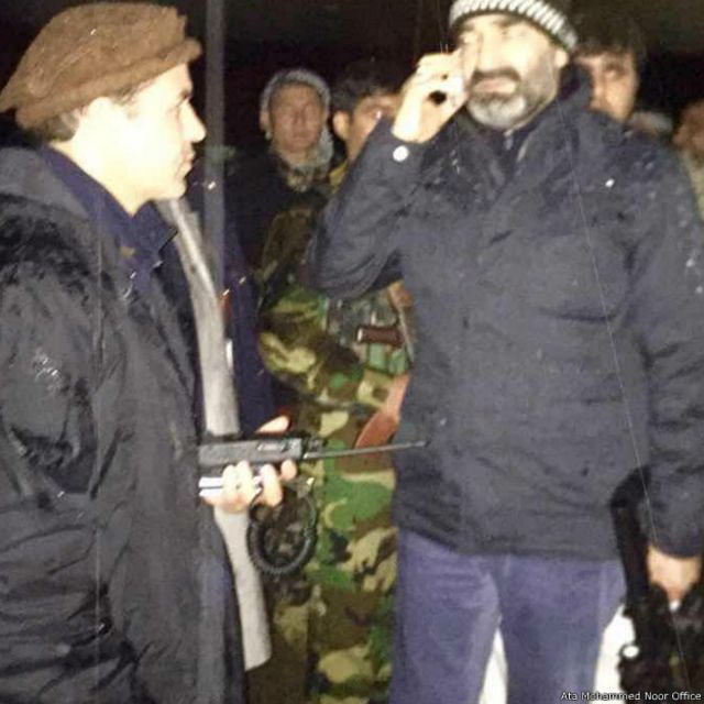 बंदूक लेकर जवाबी कार्रवाई को कूद पड़े गवर्नर - BBC News हिंदी