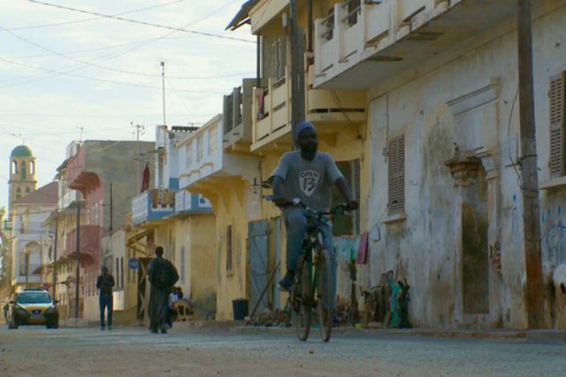 Meissa Fall "recycle" les vélos en oeuvre d'art - BBC News Afrique