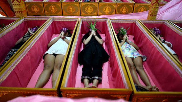 Ritual agama bertema kematian di Thailand - BBC News Indonesia