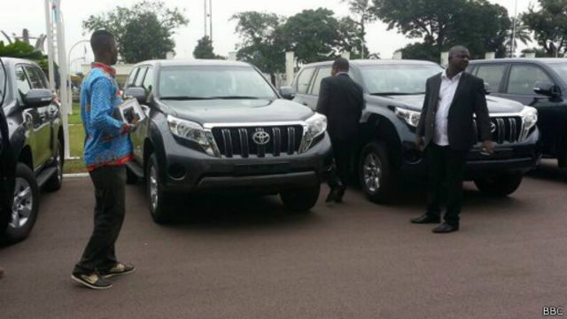 Wachezaji wa DR Congo watuzwa magari ya kifahari - BBC News Swahili