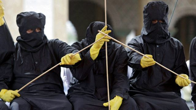 Hukuman cambuk untuk para penjudi di Aceh - BBC News Indonesia