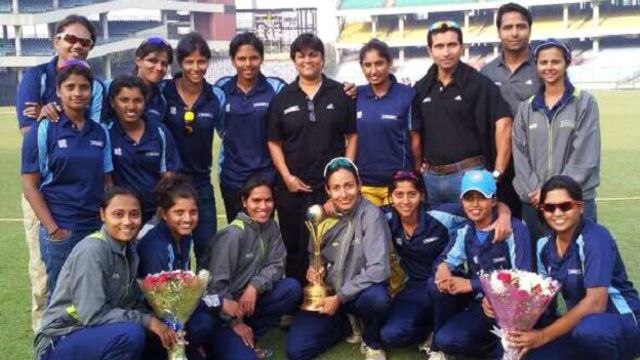 क्रिकेट खेलूं या मां बनूं? - BBC News हिंदी