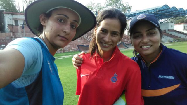 क्रिकेट खेलूं या मां बनूं? - BBC News हिंदी